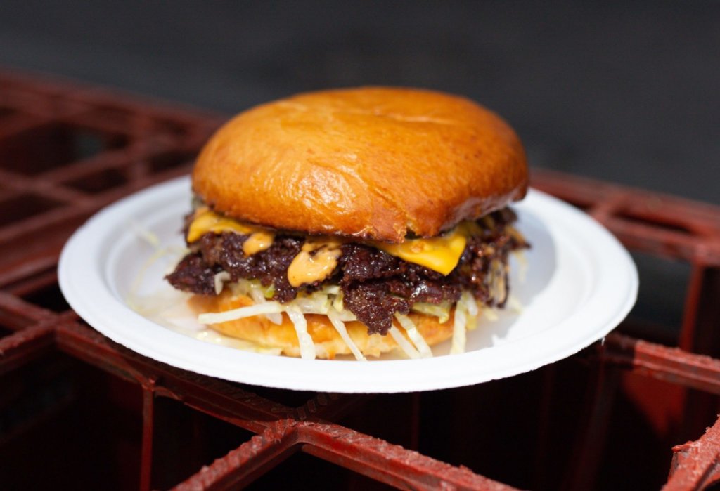 La véritable histoire (un peu wtf) du smash burger | Mint Magazine