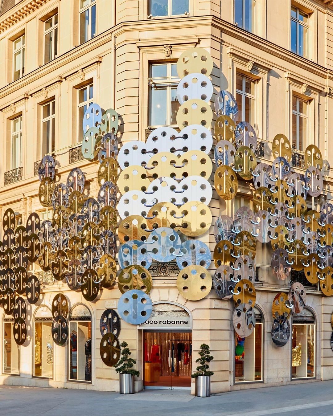 Une idée brillante : la boutique Paco Rabanne se pare de sequins géants ...