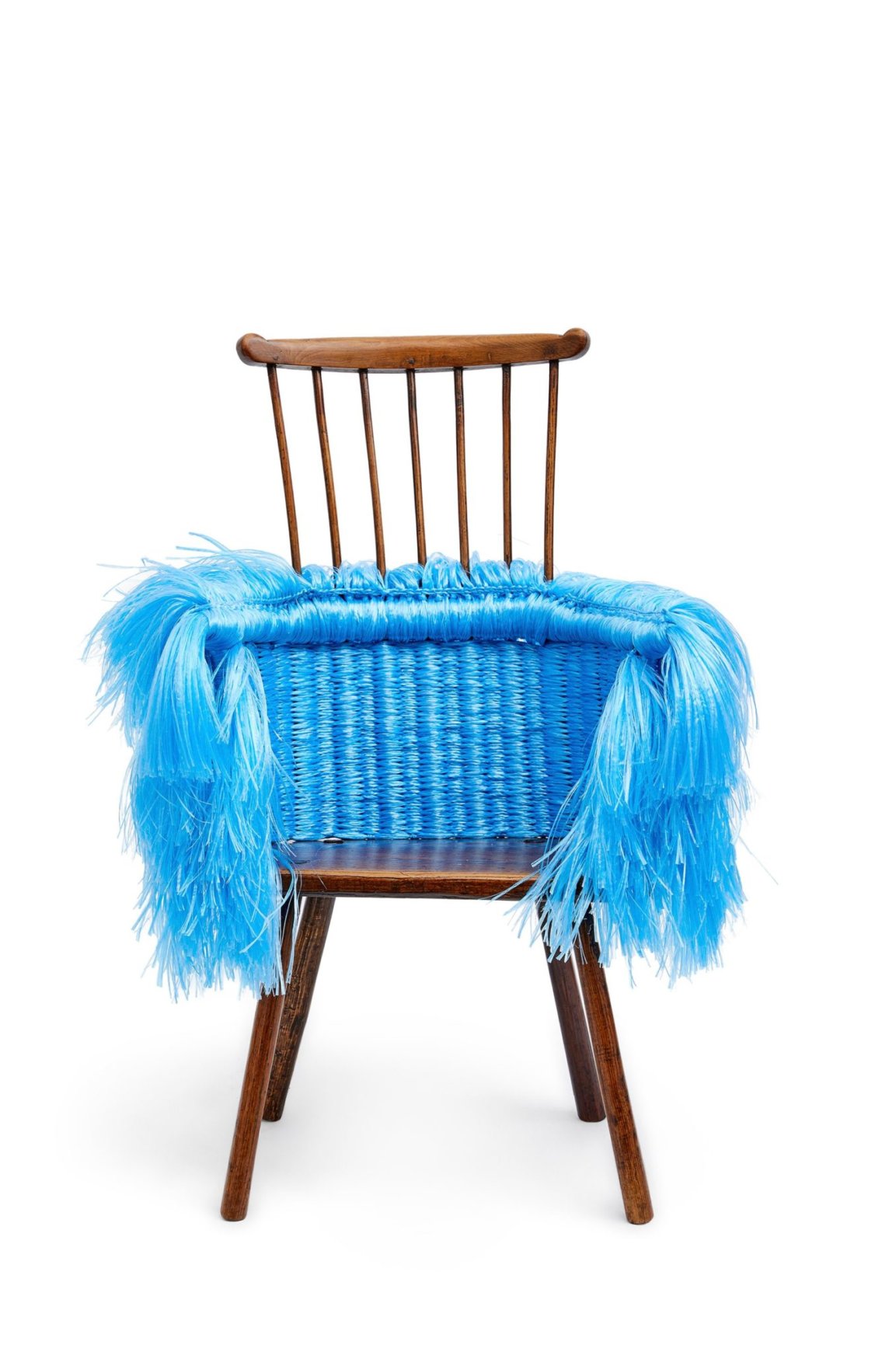 Loewe s'invite à Milan avec une collection inédite de chaises | Mint ...